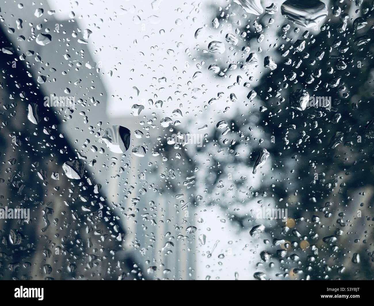 The urban rain hi-res stock photography and images - Alamy