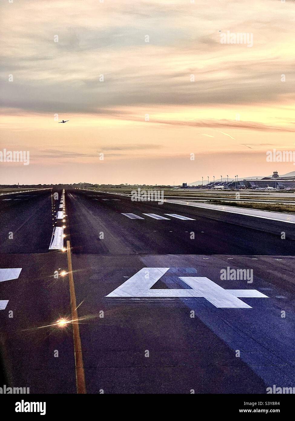 Plane runway sunset hi-res stock photography and images - Alamy