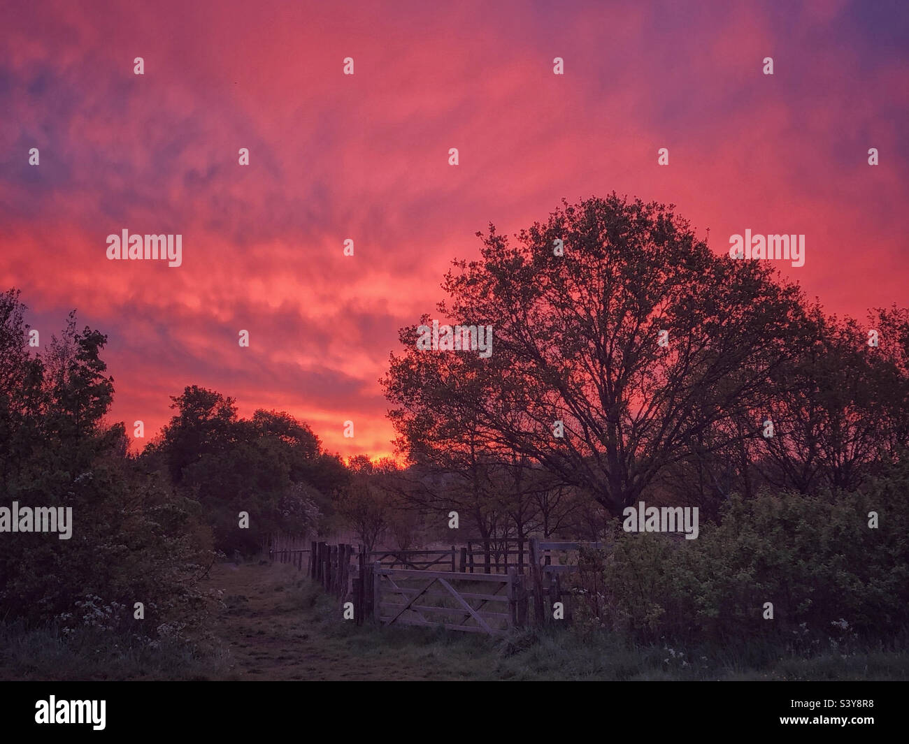 Deep red sunrise hi-res stock photography and images - Alamy