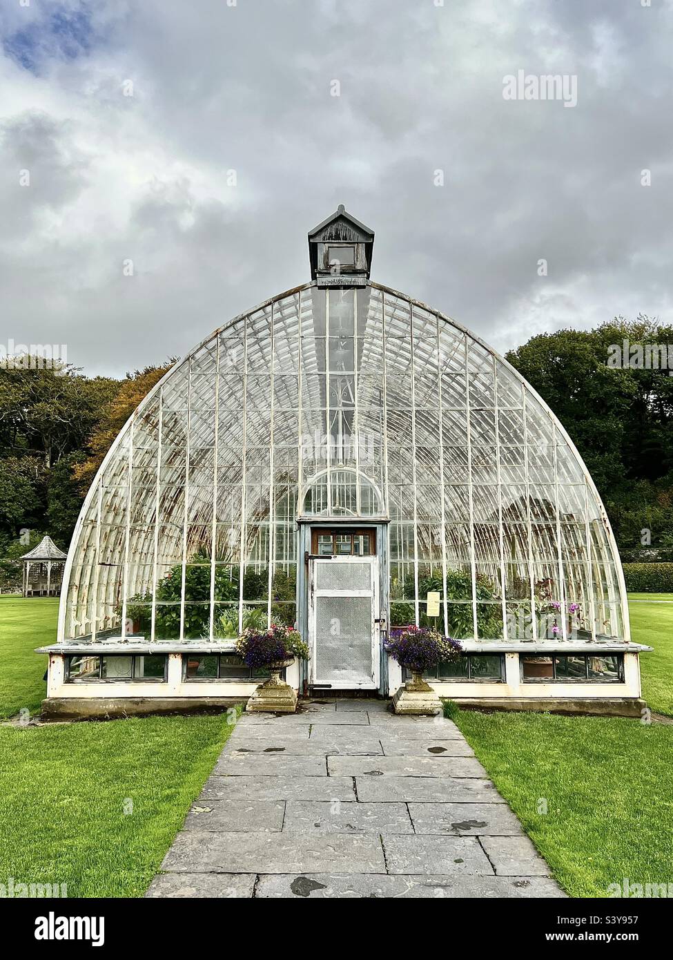 Largest glass greenhouse hi-res stock photography and images - Alamy