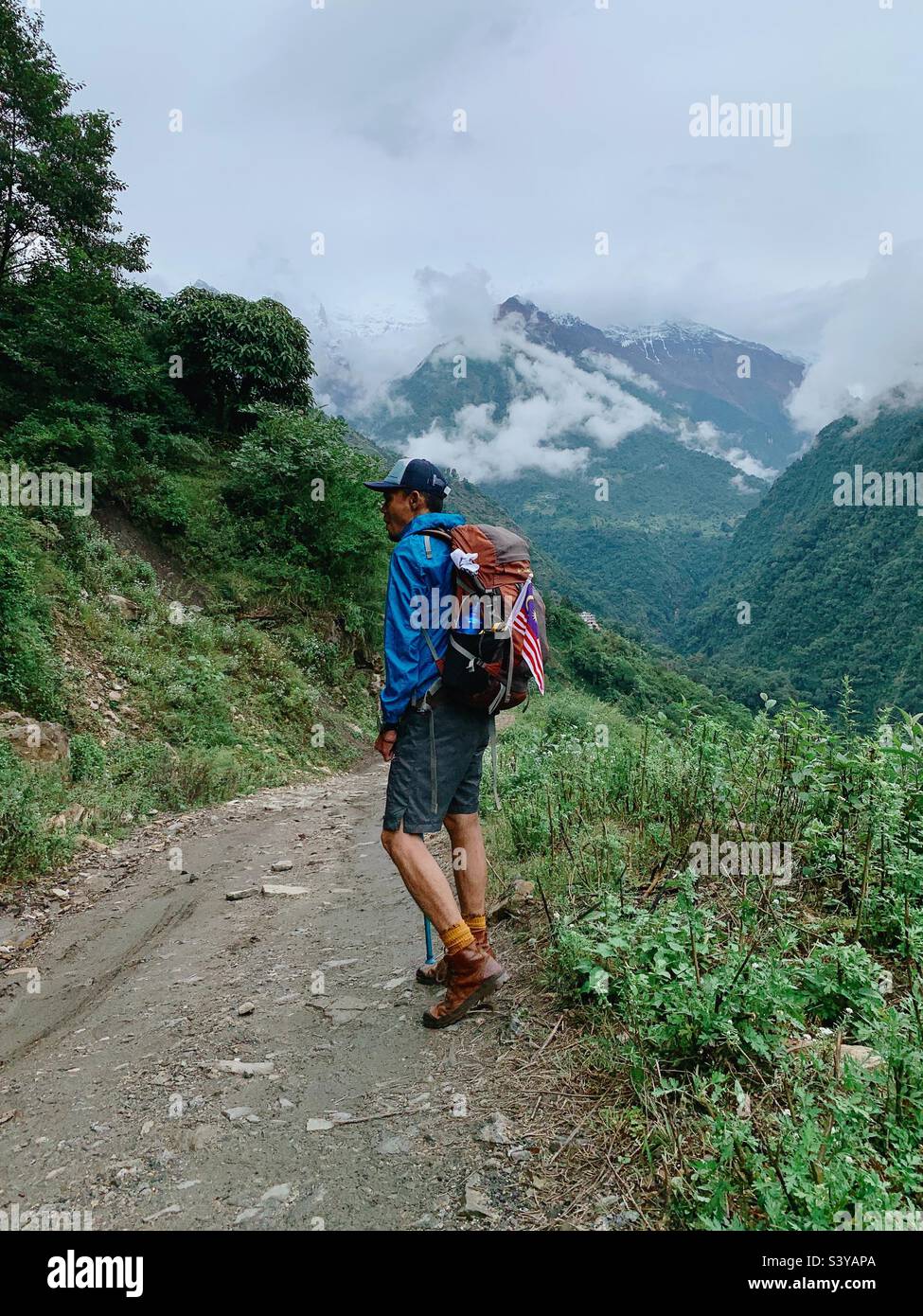 Men hiking hi-res stock photography and images - Alamy