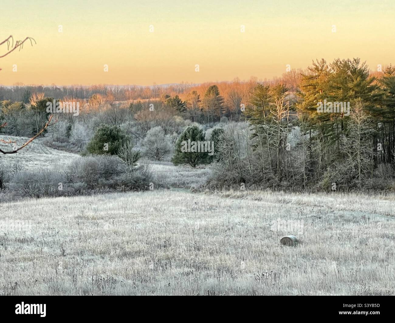 Sunrise over farm field hi-res stock photography and images - Alamy