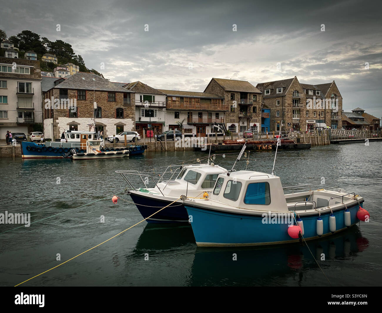 Fishing boats looe harbour cornwall hi-res stock photography and images ...