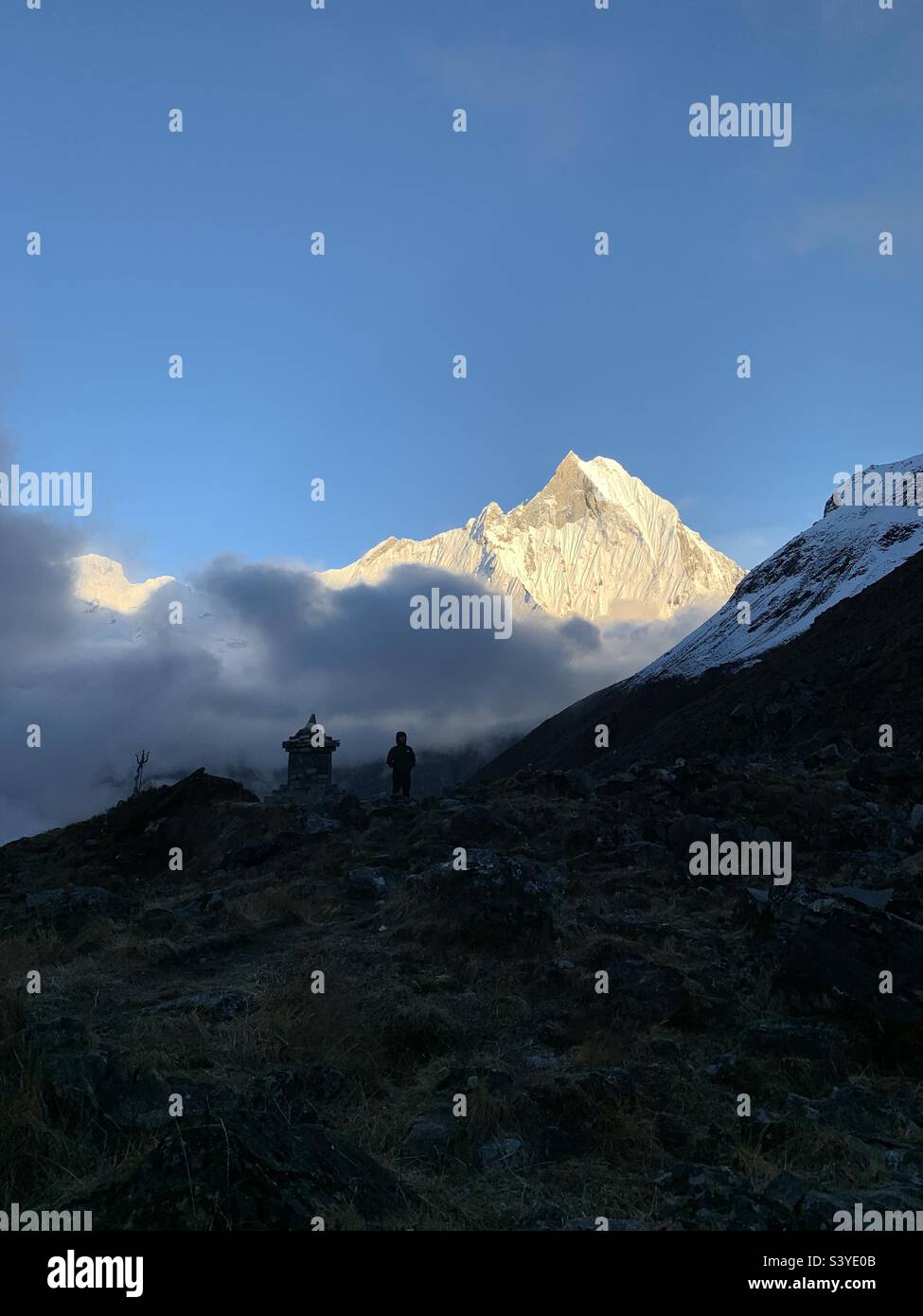 Machhapuchhre mountain peak hi-res stock photography and images - Alamy