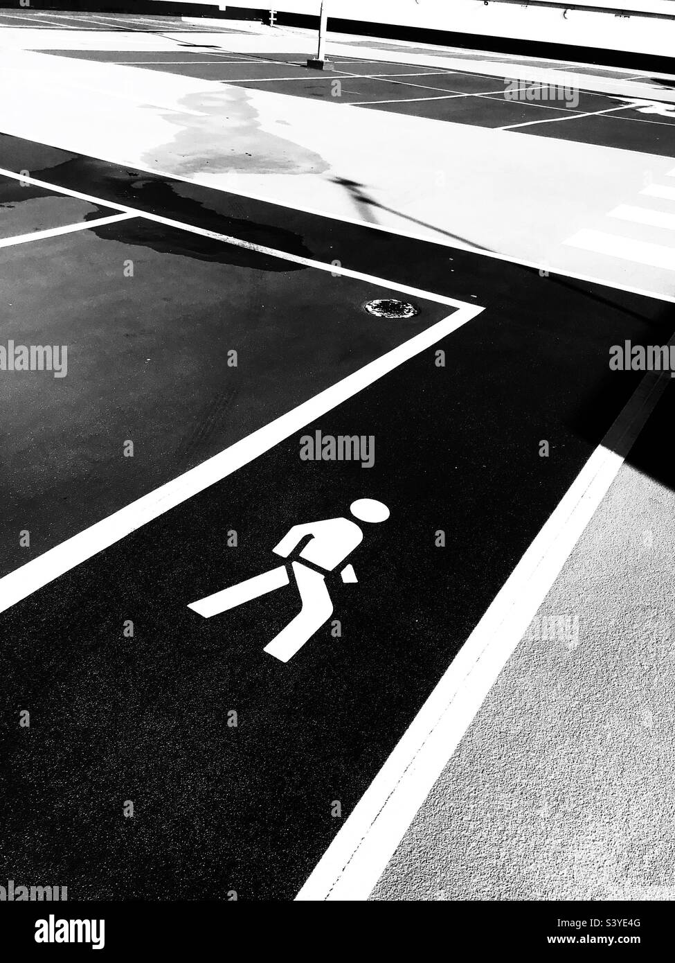Pedestrian walkway signage in a UK car park Stock Photo - Alamy