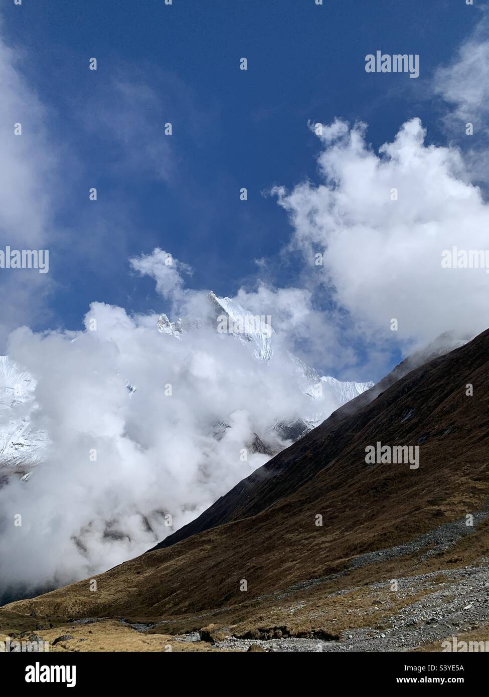 Annapurna himalayan mountain range hi-res stock photography and images ...