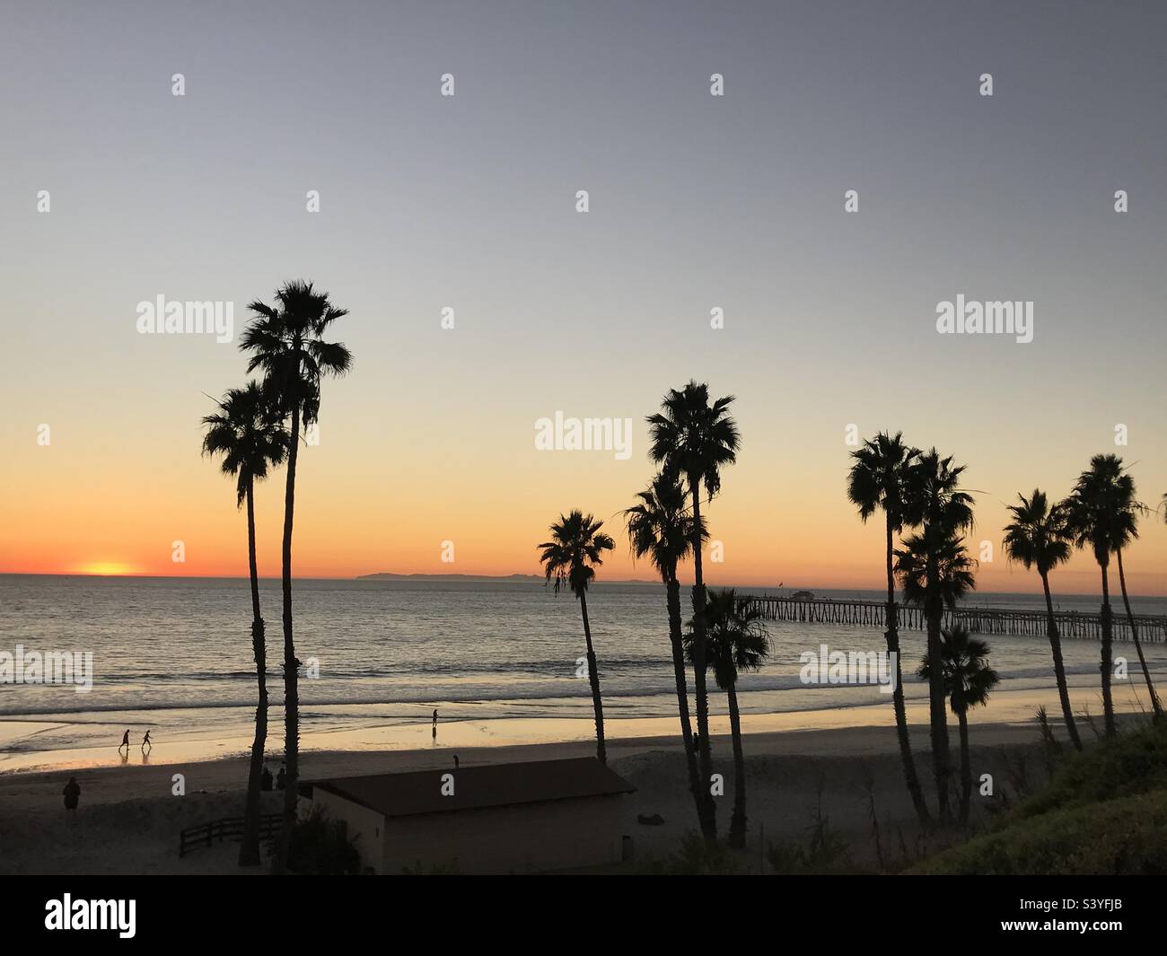 A beautiful sunset in California by the Pacific Ocean. Empty beach and ...