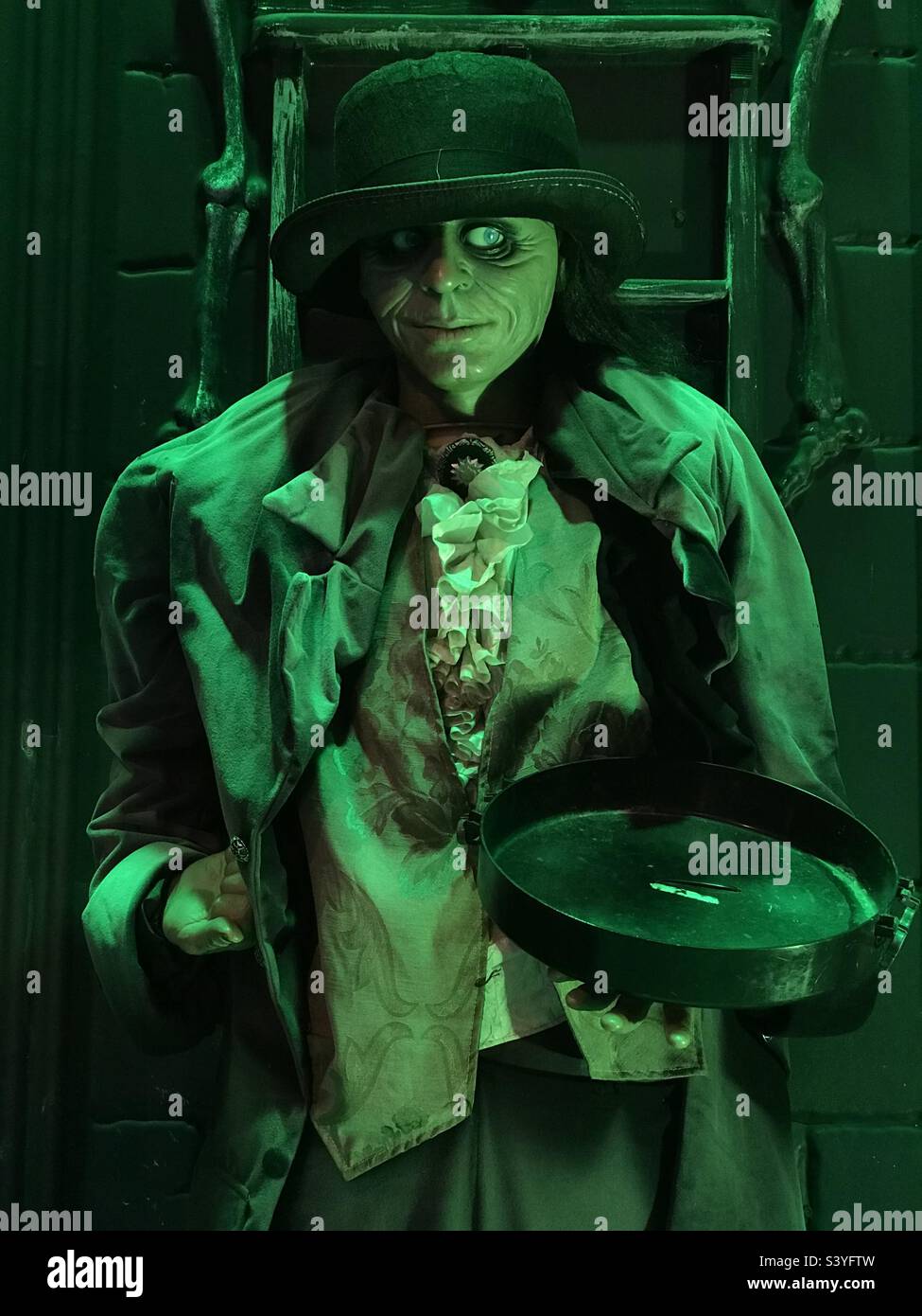 Scary figures hi-res stock photography and images - Alamy