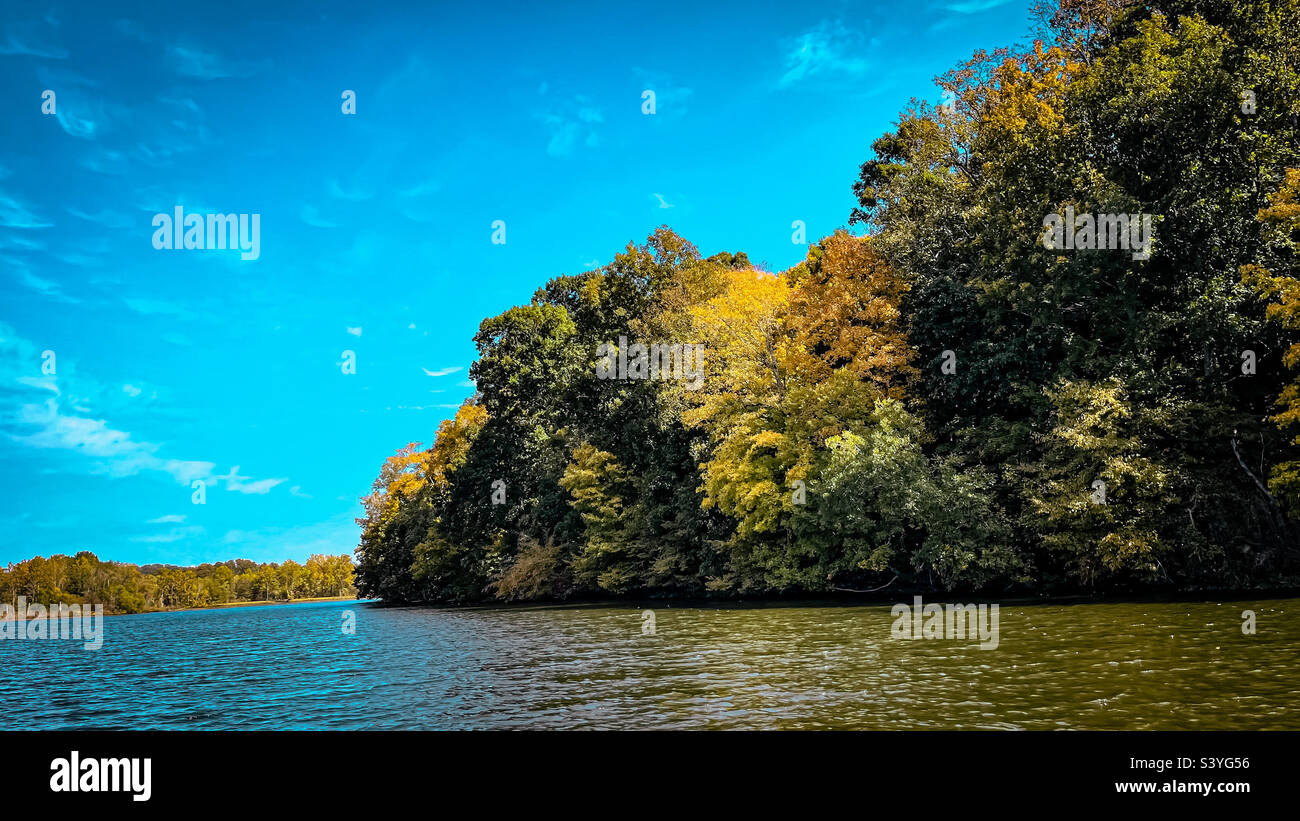 Fall trees at a lake hi-res stock photography and images - Alamy