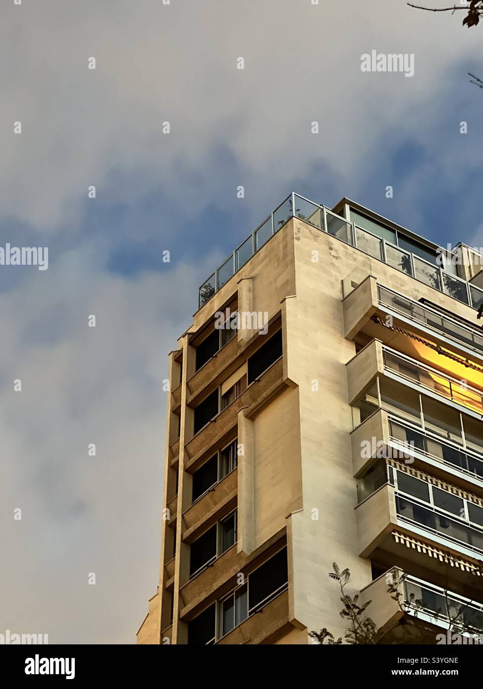 Bulding in paris hi-res stock photography and images - Alamy