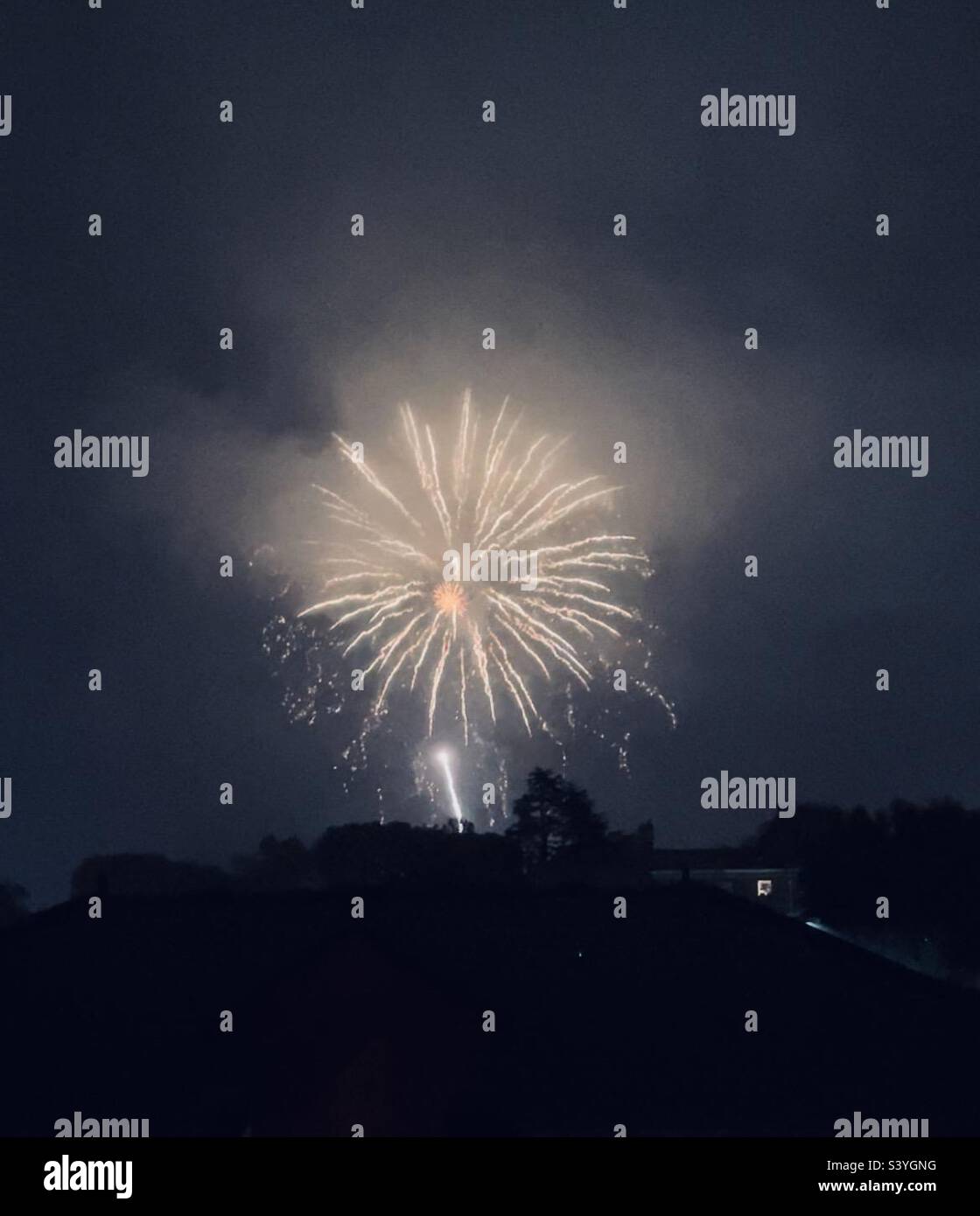 Rooftops in silhouette hi-res stock photography and images - Alamy