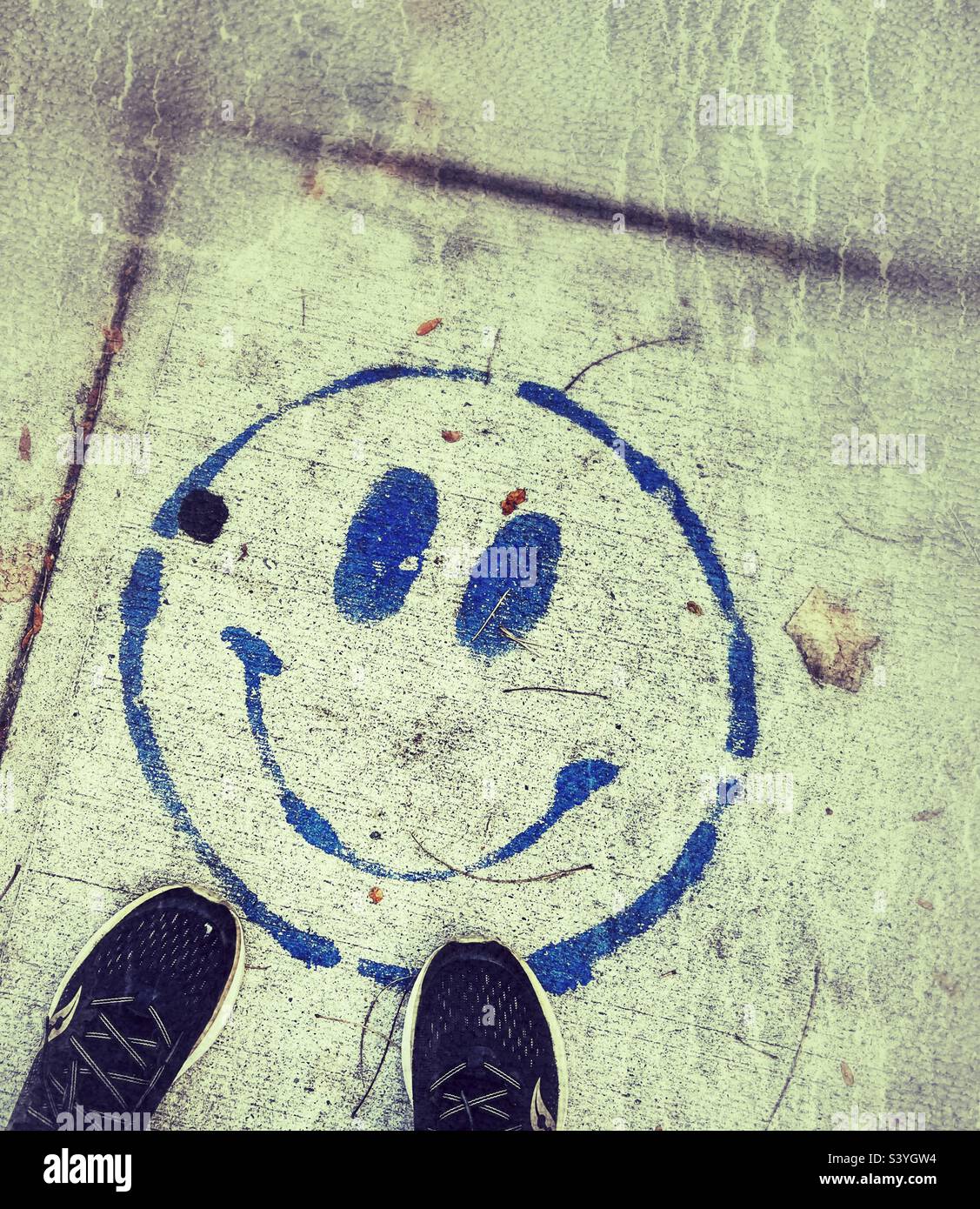 Art standing smartphone stock photos and images - Alamy