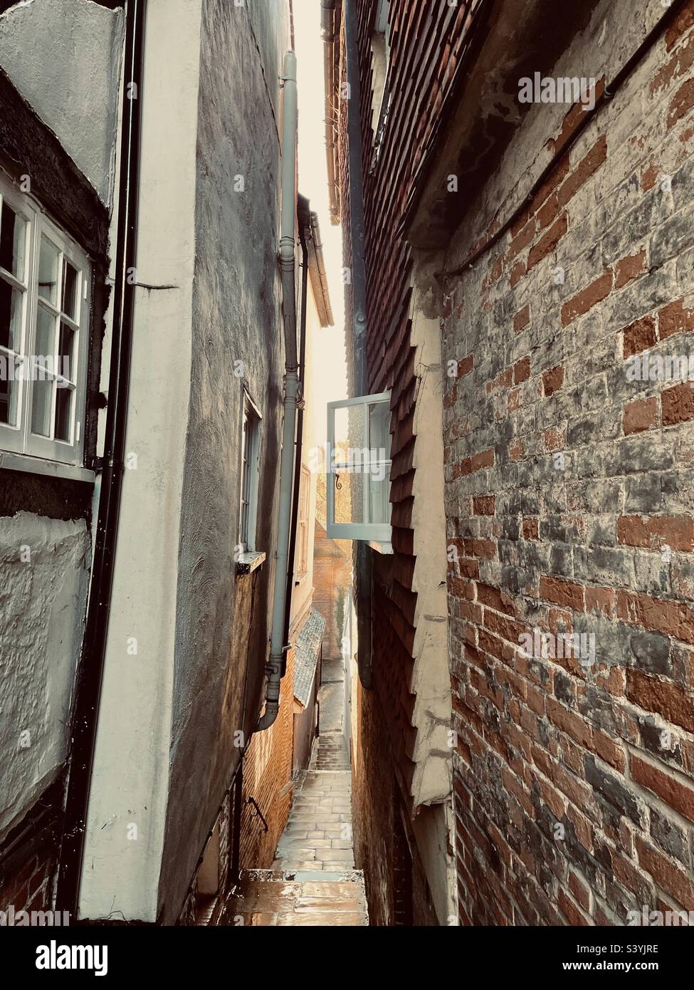 Alleyway between hi-res stock photography and images - Alamy