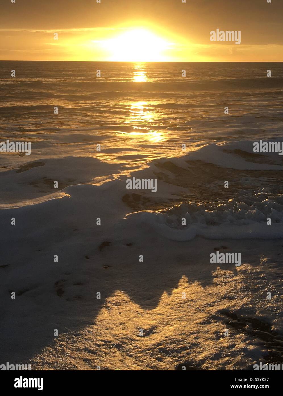 Golden light water hi-res stock photography and images - Alamy