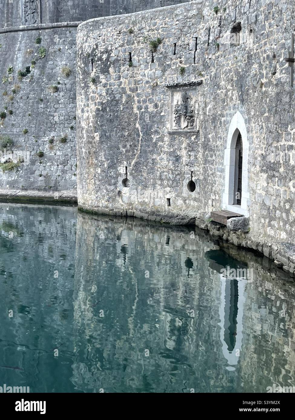 Reflection of water wall hi-res stock photography and images - Alamy