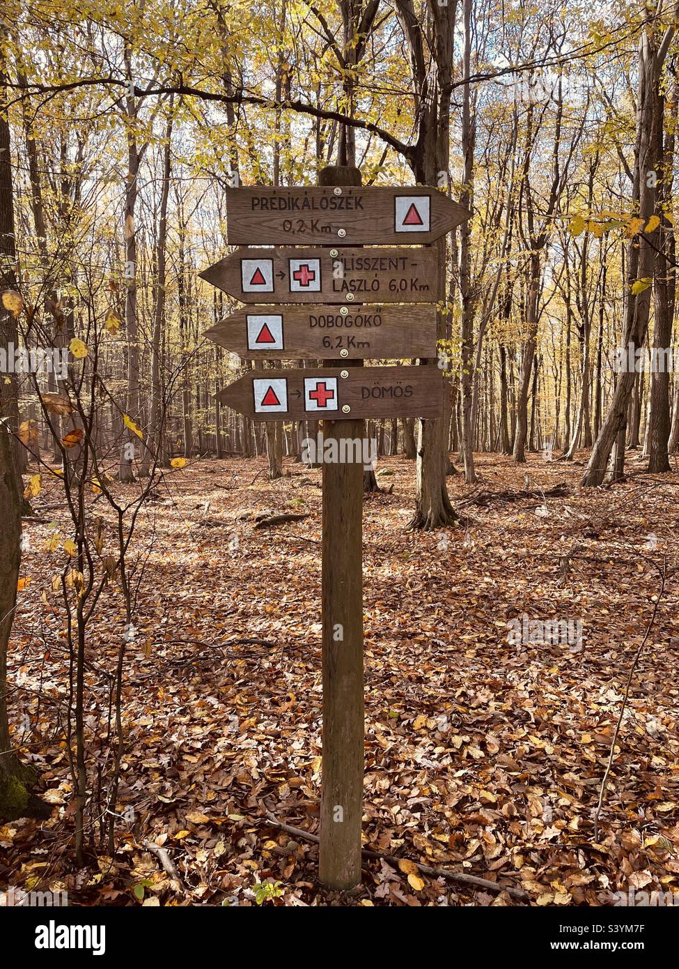 Yellow hiking sign hi-res stock photography and images - Alamy