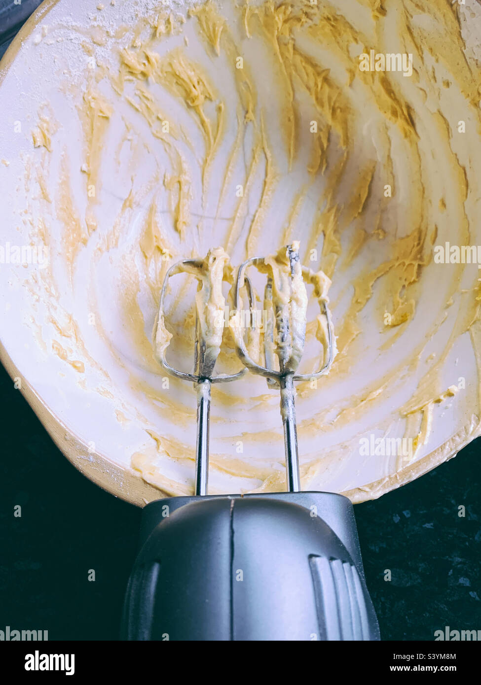 Empty cake mixer bowl with an electric mixer Stock Photo - Alamy