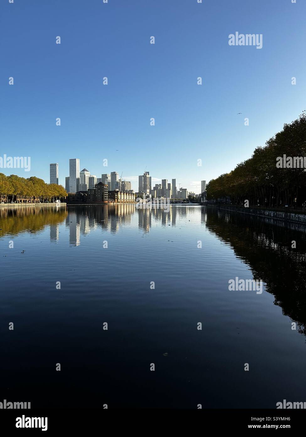 London city water canada dock hi-res stock photography and images - Alamy