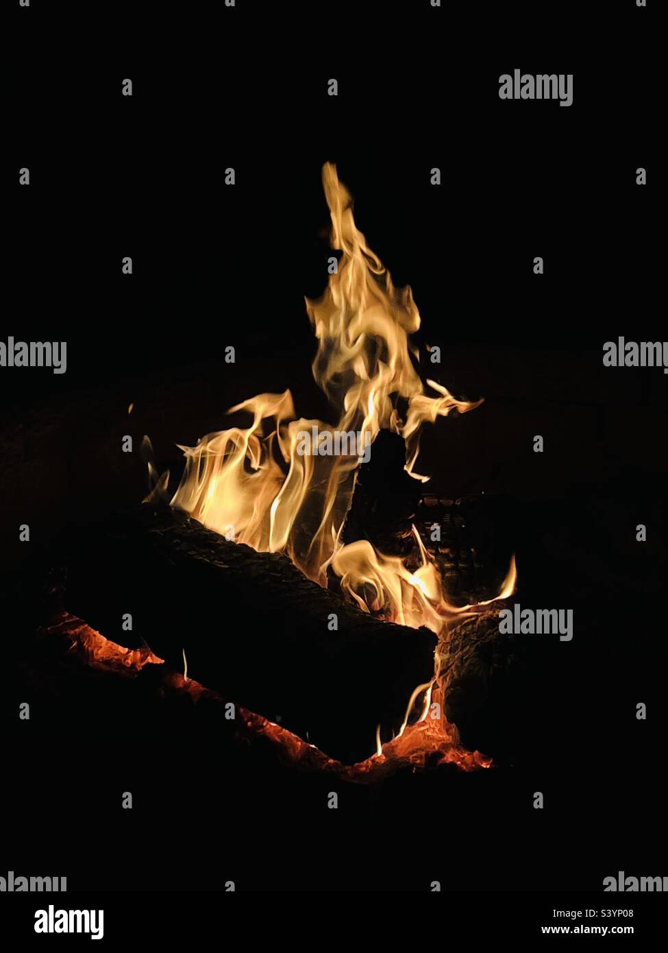 Crackling campfire hi-res stock photography and images - Alamy