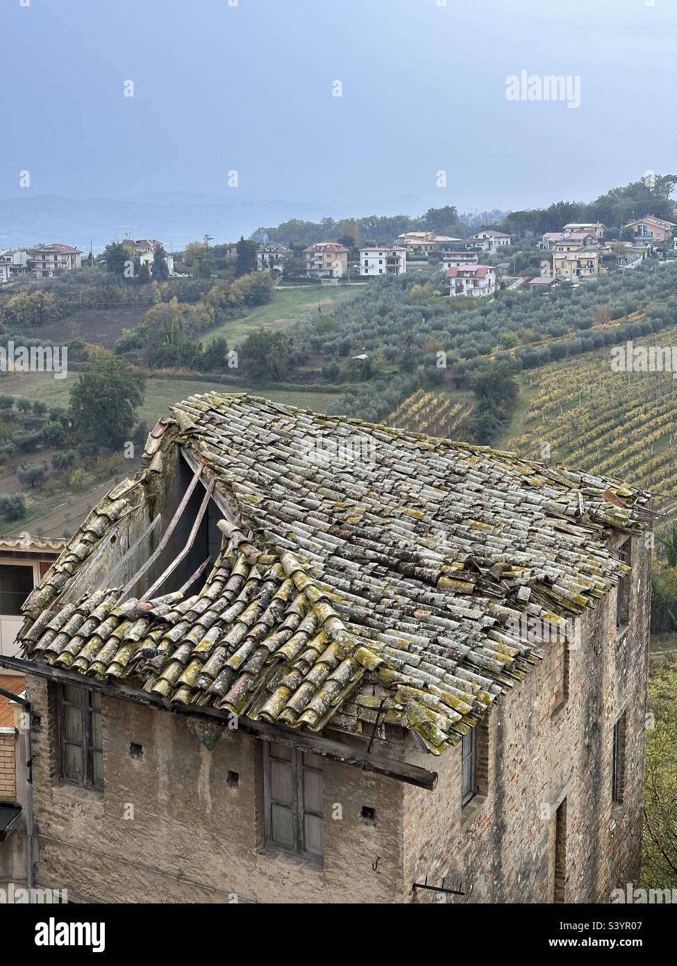 Abandoned house with collapsed roof in the old village of Spinetoli, Marche region, Italy Stock ...