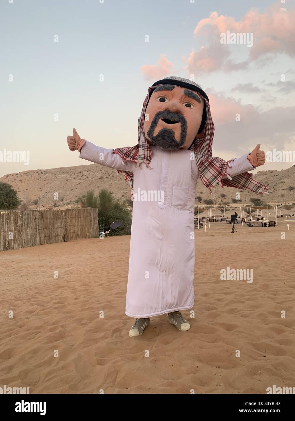 Arabic mascot in the middle of the desert Stock Photo - Alamy