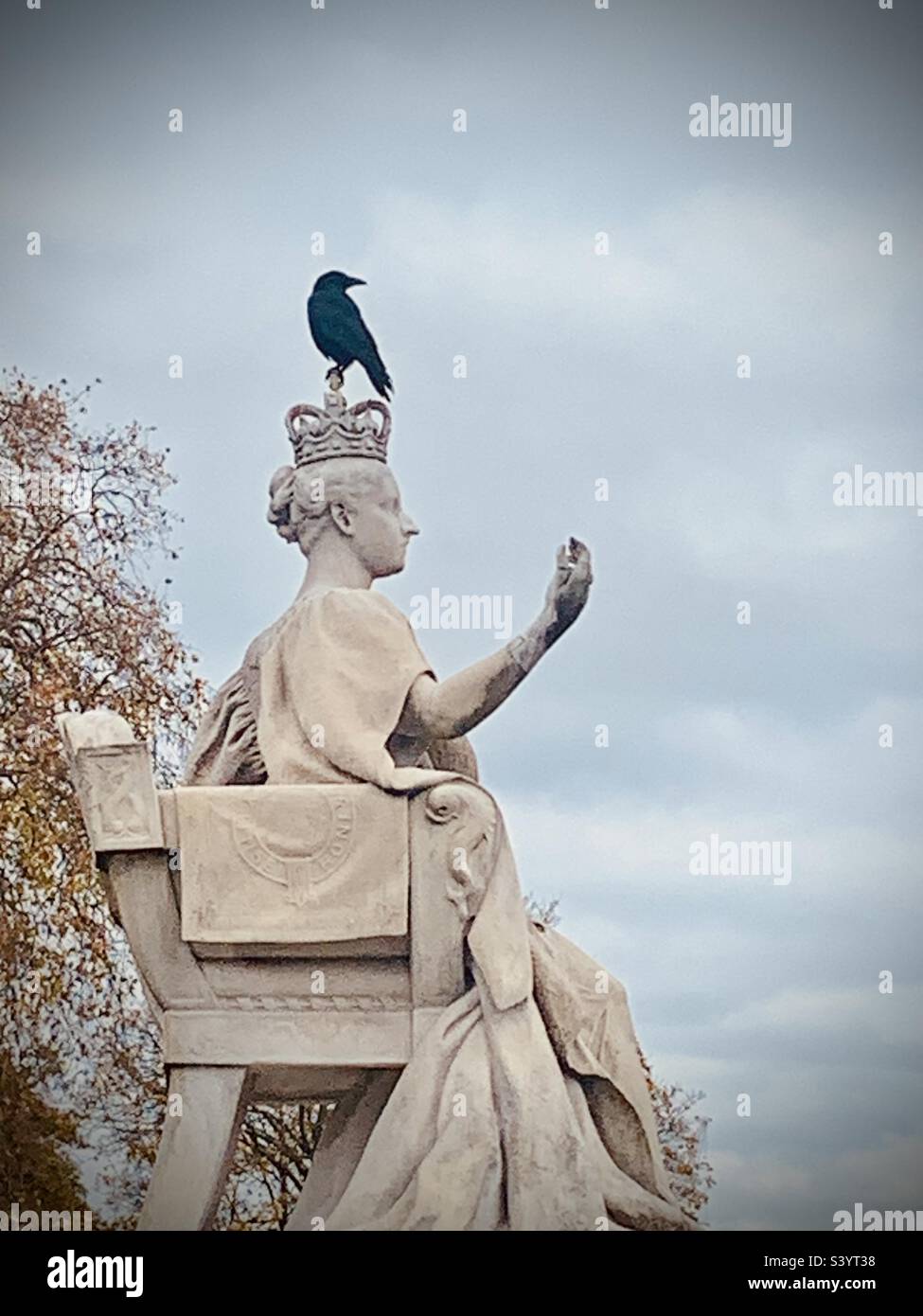 Raven statue hi-res stock photography and images - Alamy