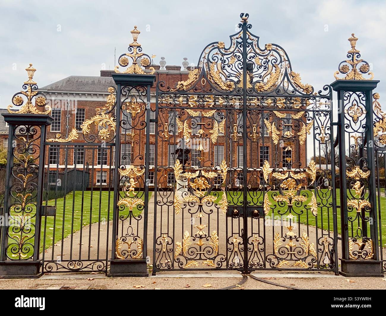 Ornate gold black gates hi-res stock photography and images - Alamy