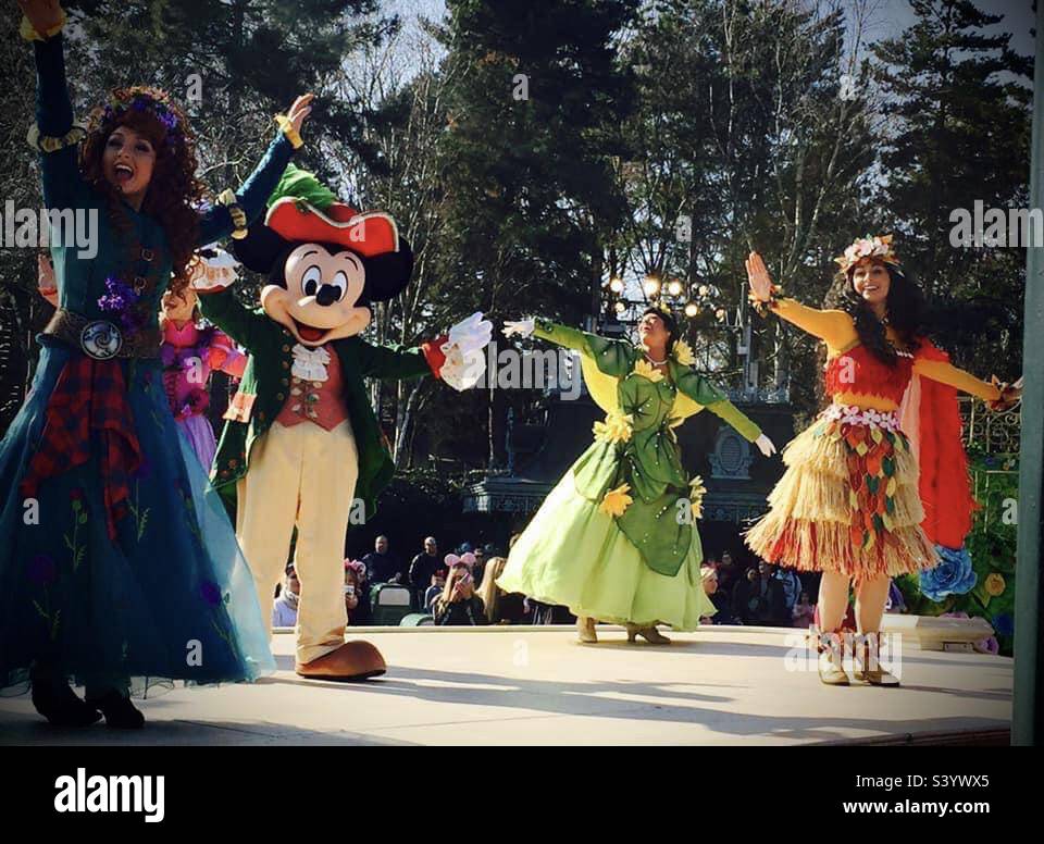 Mickey Mouse dressed as a pirate with Moana, Merida and Princess Tiana ...
