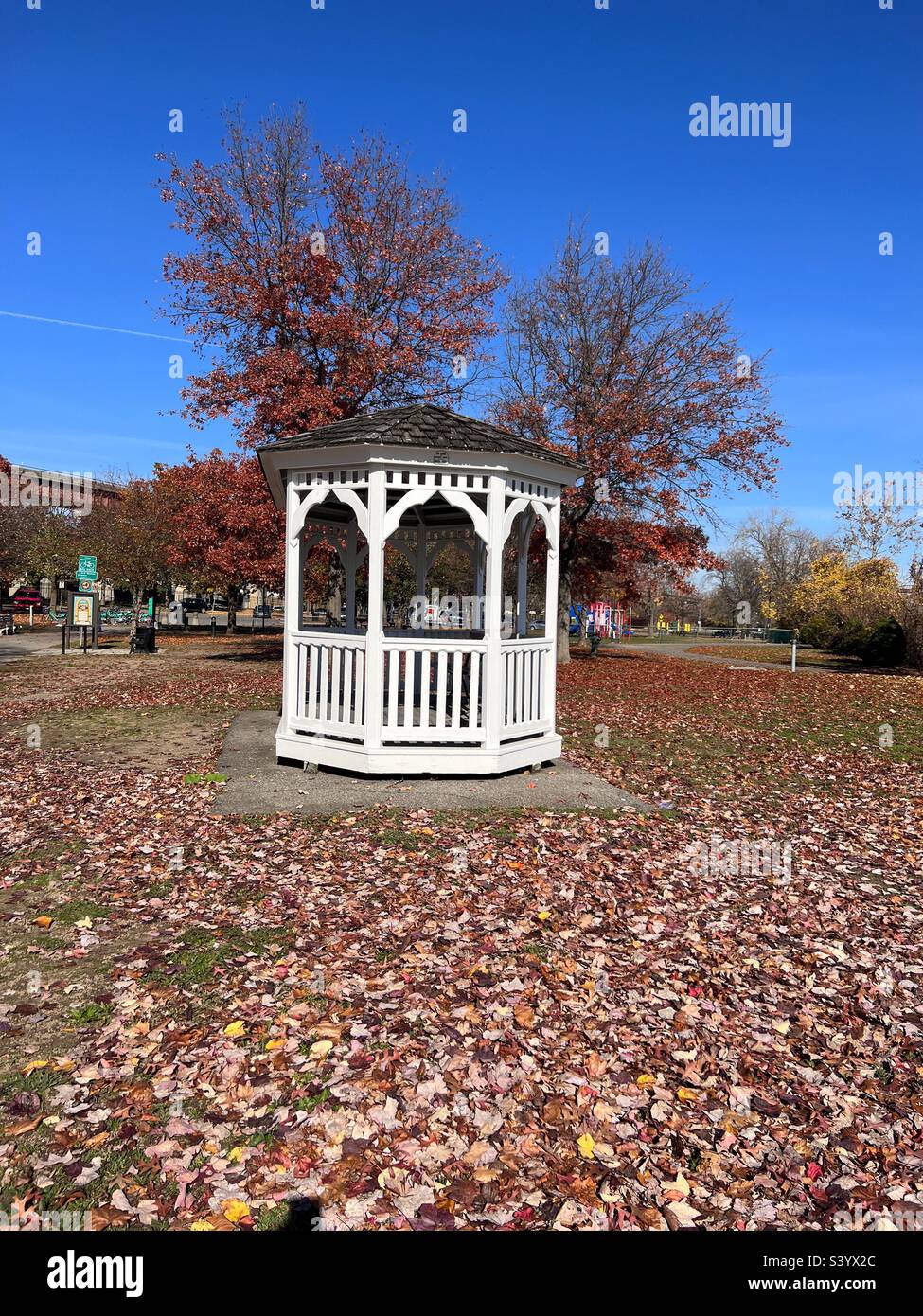 Gazebo park hi-res stock photography and images - Alamy