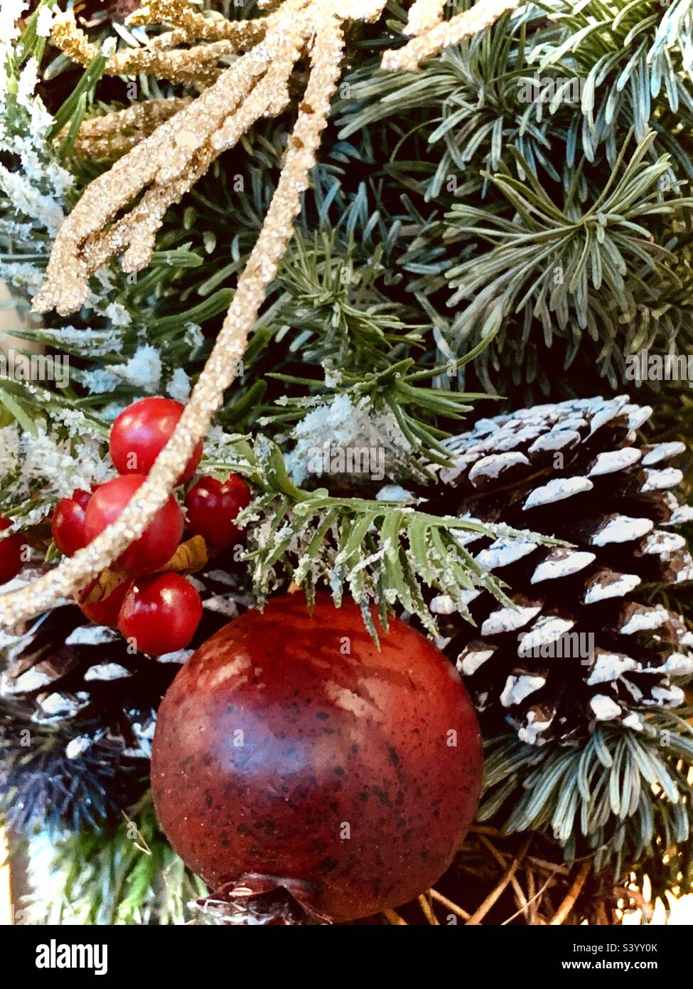 Pine cones and apple hi-res stock photography and images - Alamy