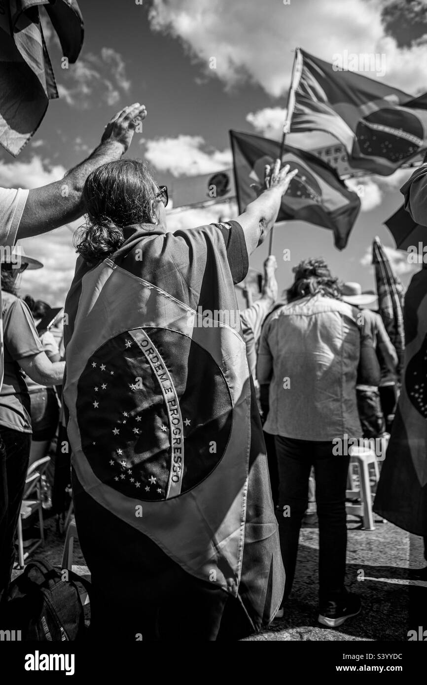 Black and white people fighting hi-res stock photography and images - Alamy