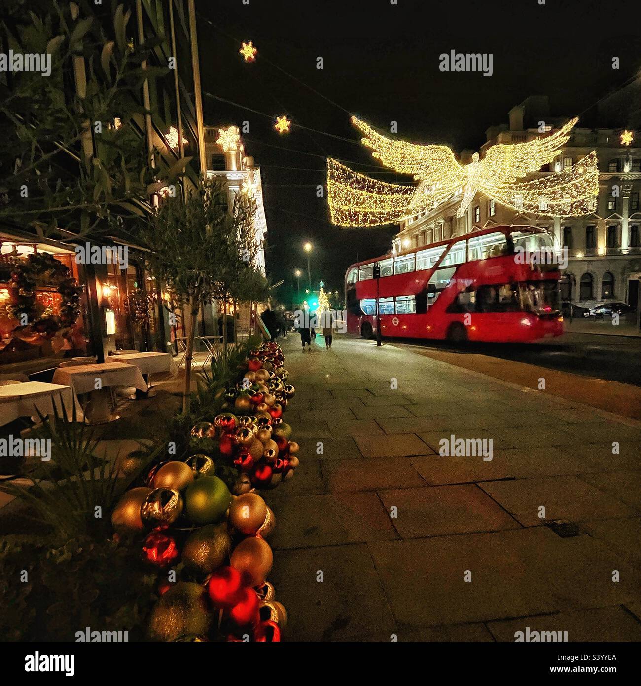 Bus on regent street smartphone stock photos and images - Alamy