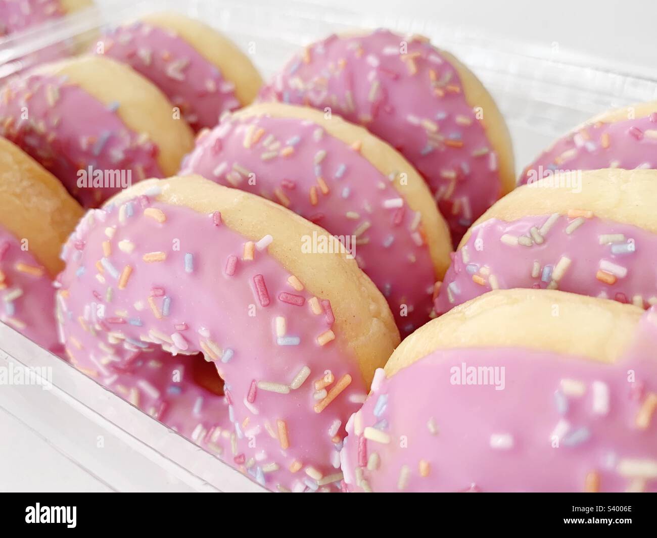 Pink donuts hi-res stock photography and images - Alamy