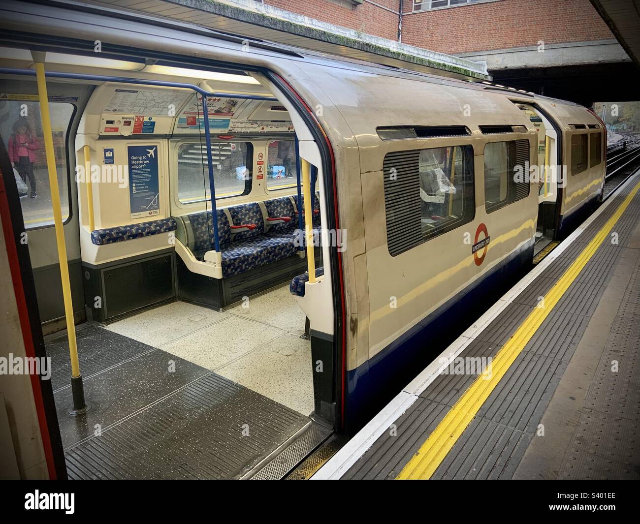 Open doors of an empty Piccadilly Line tube train at a station Stock ...