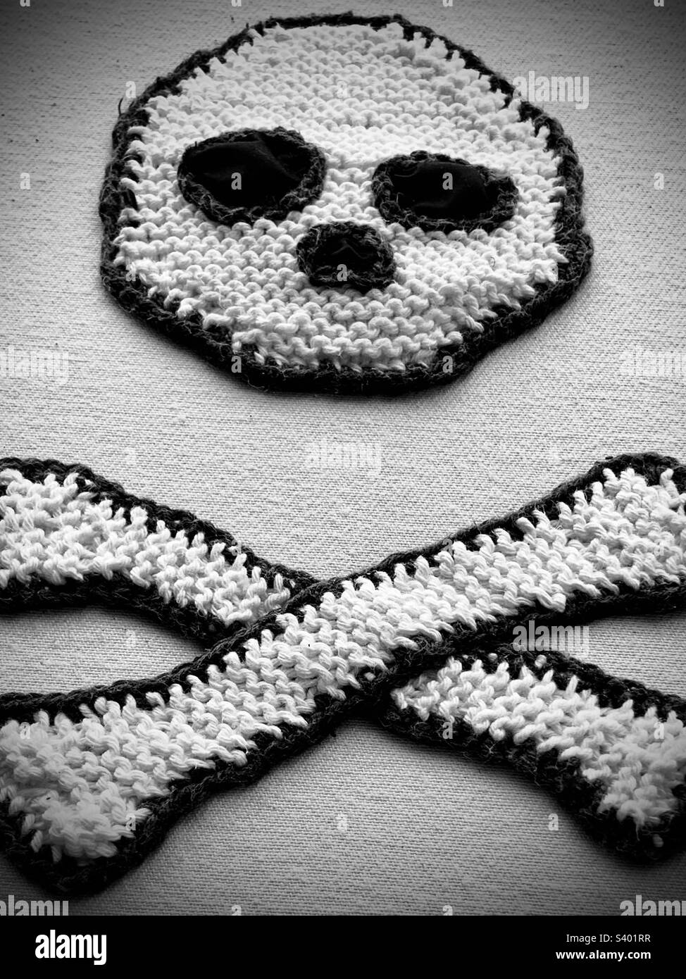 Skull and cross hi-res stock photography and images - Alamy