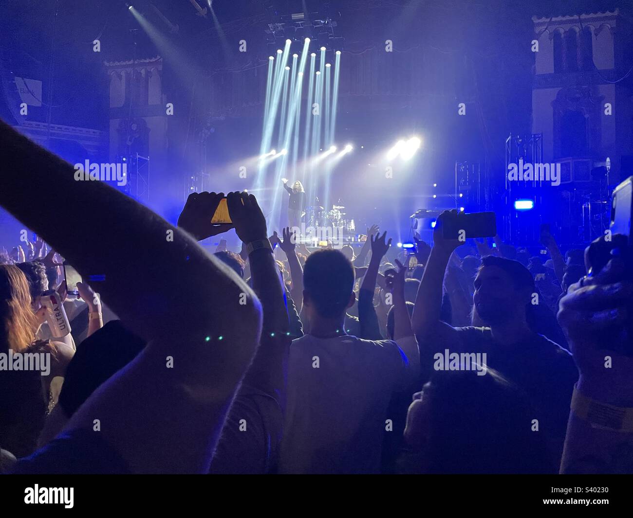 Concert venue crowd hi-res stock photography and images - Alamy