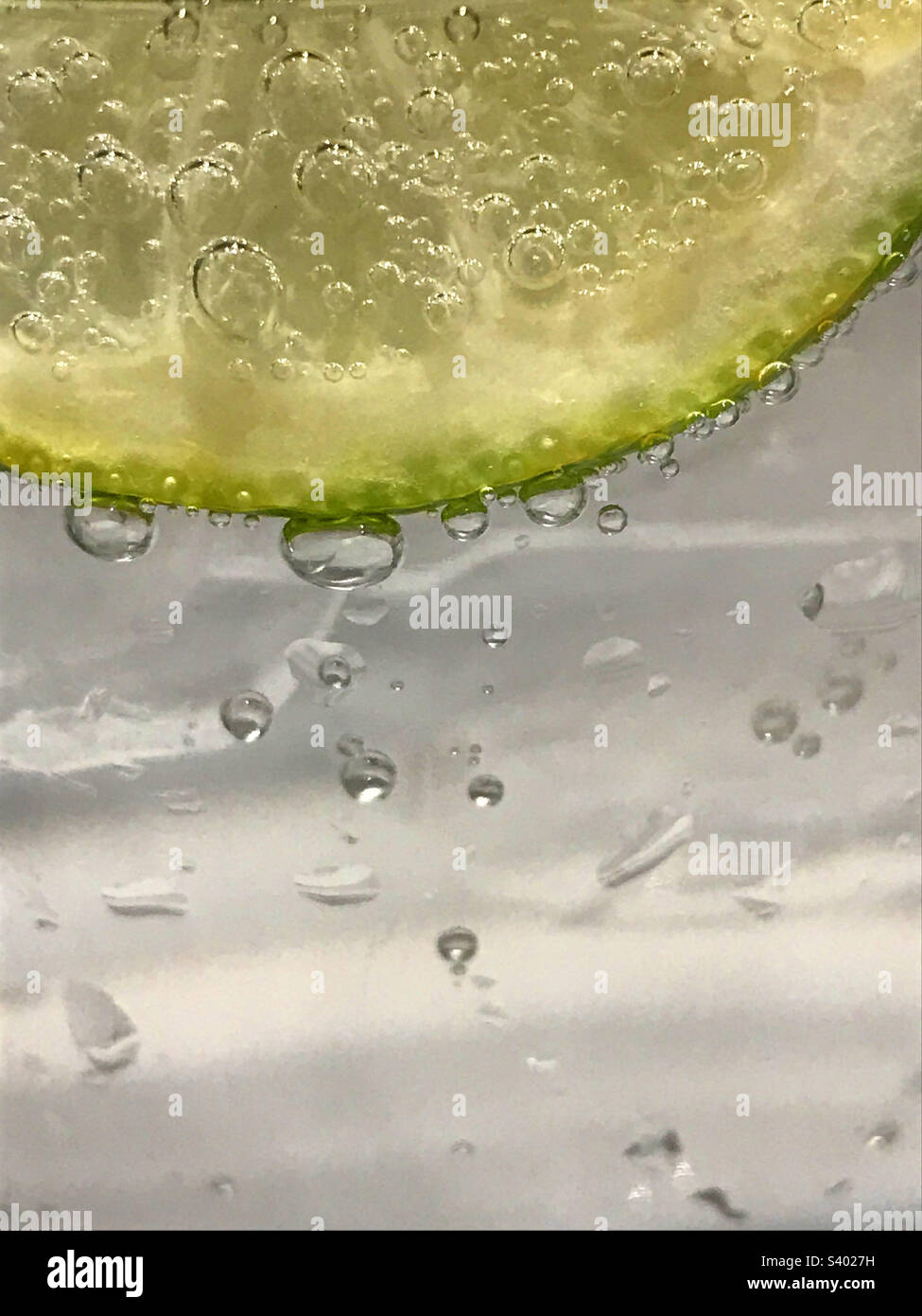 Slice of lemon in sparkling water Stock Photo - Alamy