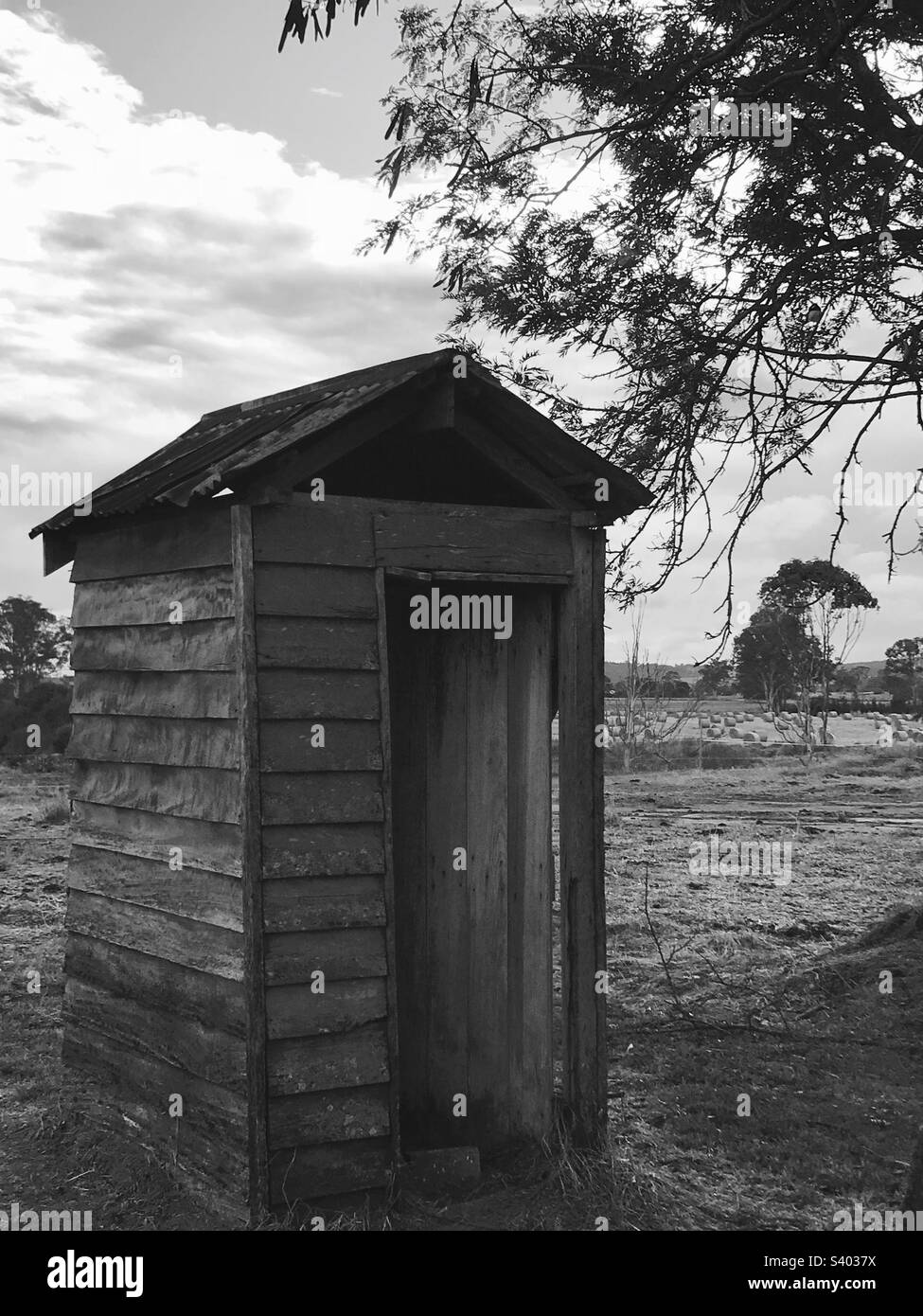 Old country outhouse hi-res stock photography and images - Alamy