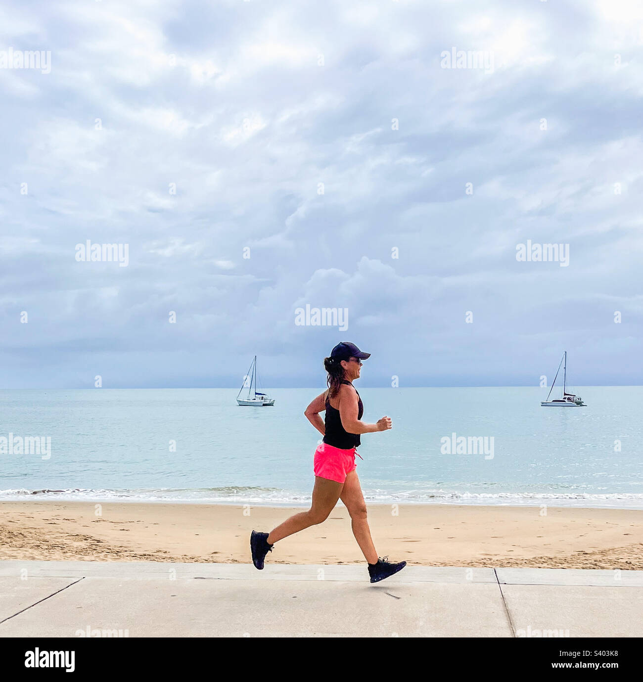 Lady runner hi-res stock photography and images - Alamy