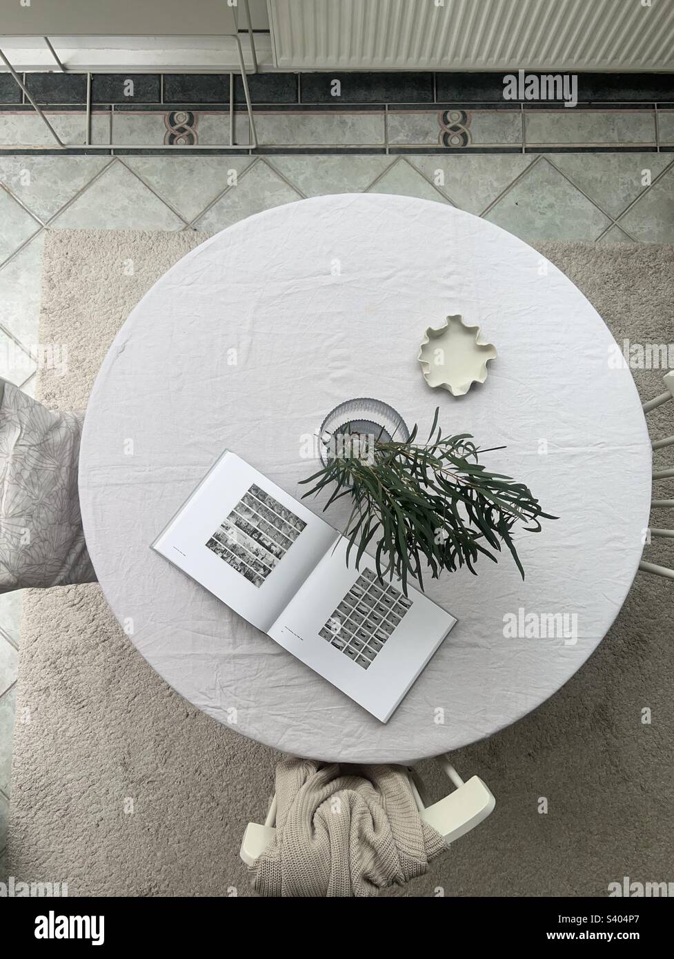 Top down table hi-res stock photography and images - Alamy