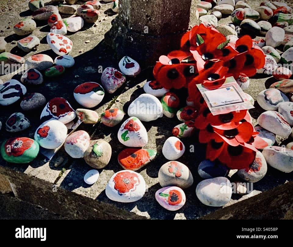 Pebbles decorated with poppies, and a poppy memorial for Remembrance ...