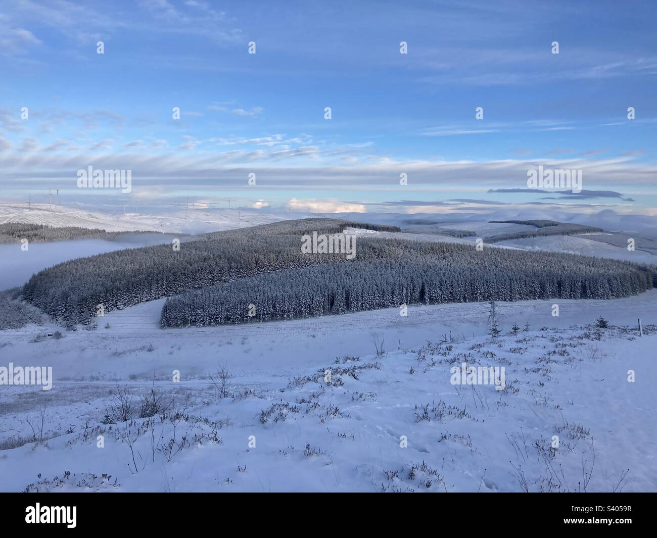 Snowfall hills hi-res stock photography and images - Alamy