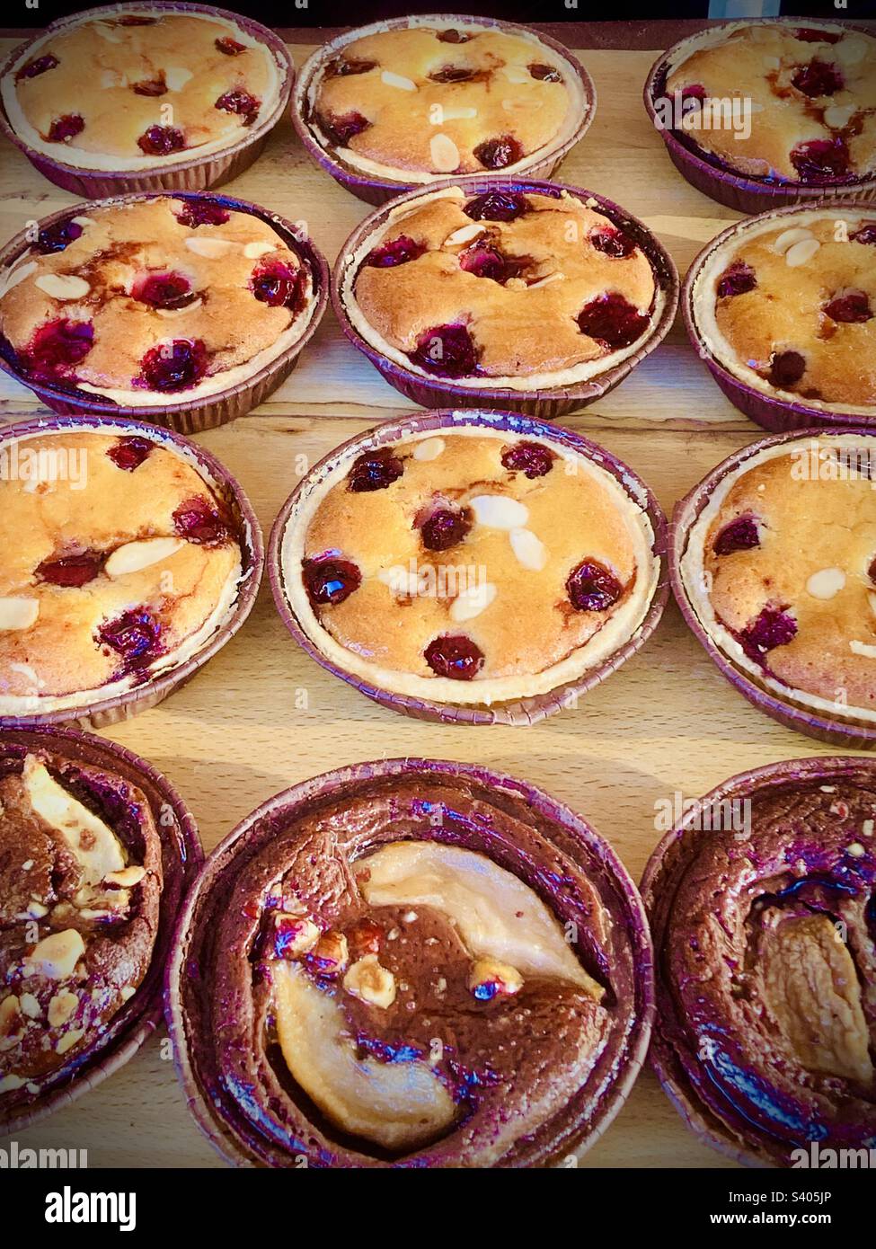 Cake shop bakewell hi-res stock photography and images - Alamy