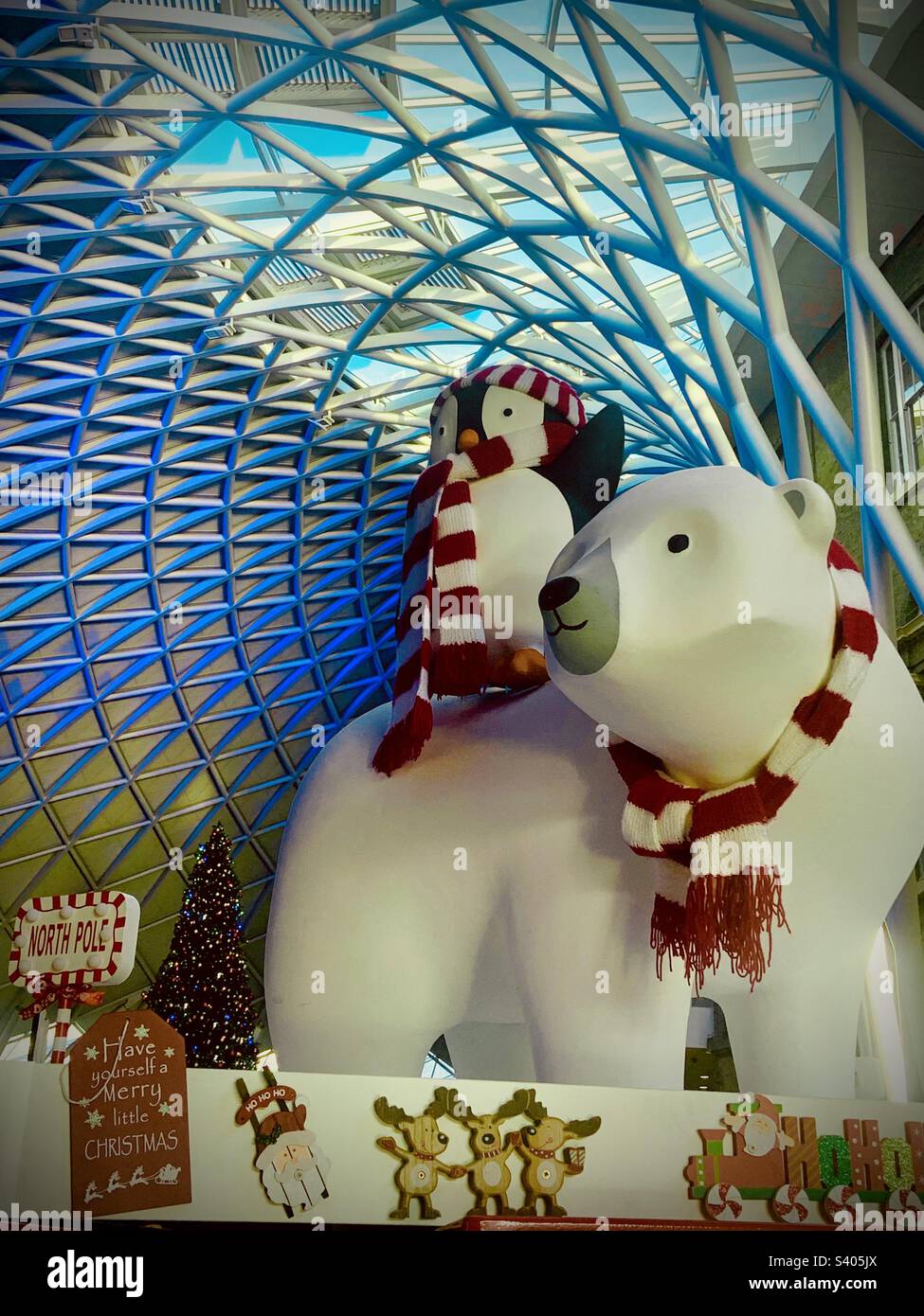 Christmas display at Kings Cross station. Polar bear and penguin Stock ...