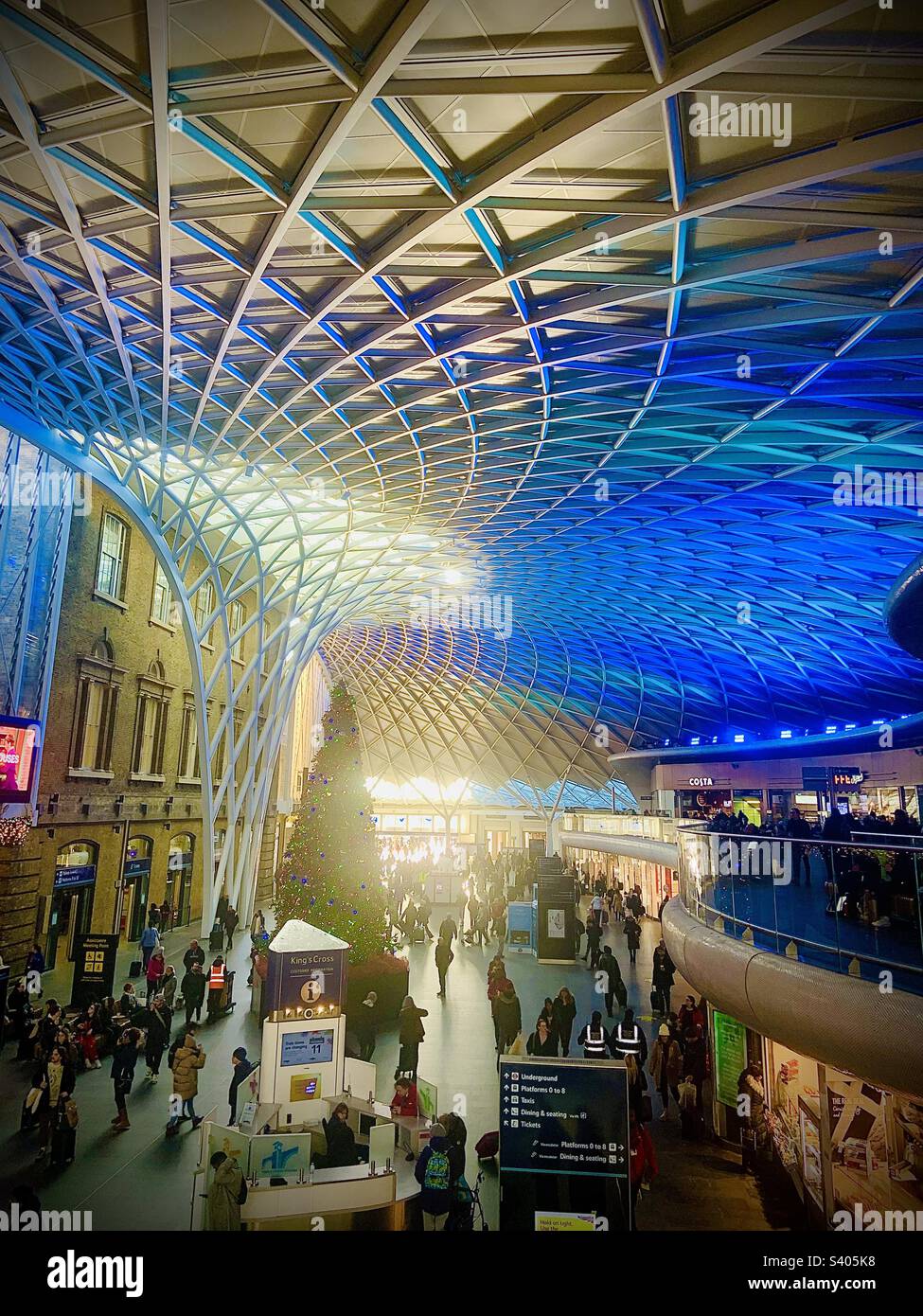 King's cross station christmas hi-res stock photography and images - Alamy