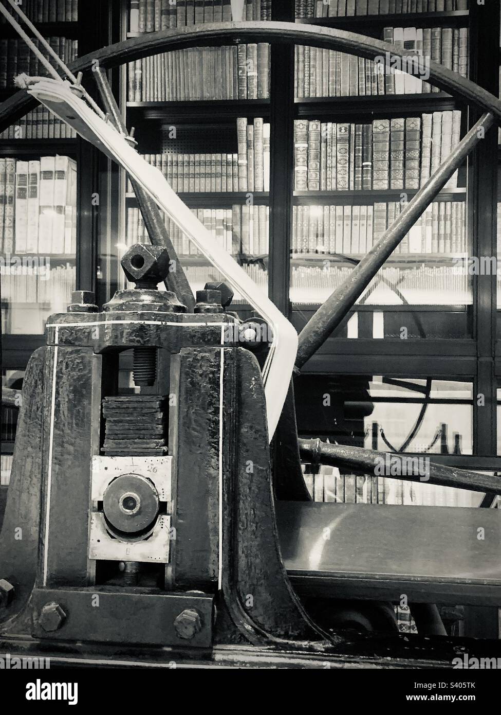 The london library book shelves hi-res stock photography and images - Alamy