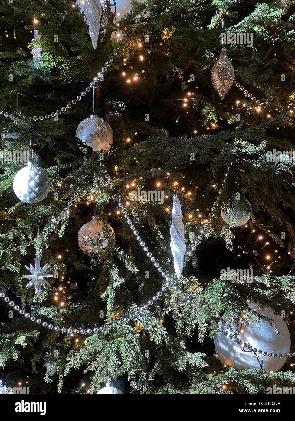 Silver christmas baubles hi-res stock photography and images - Alamy