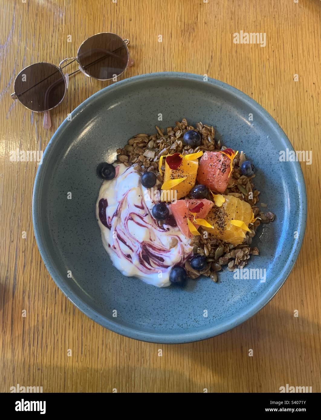 Sunshine sunglasses hi-res stock photography and images - Alamy