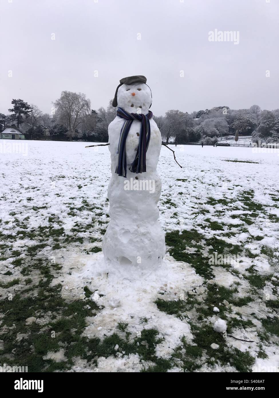 Snowman in the park hi-res stock photography and images - Alamy