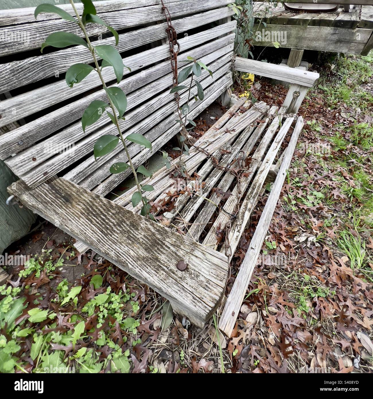 Decaying garden bench hi-res stock photography and images - Alamy